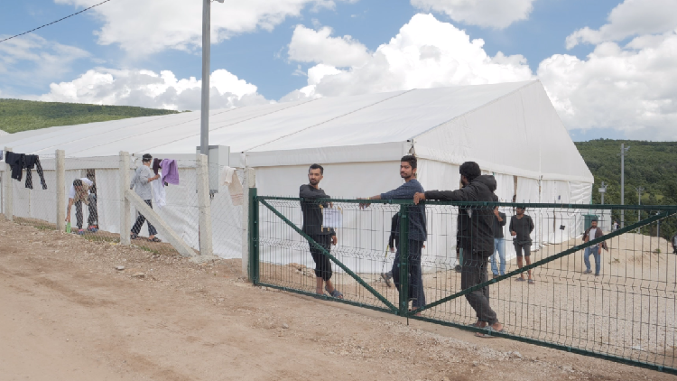 Overcrowding at Bosnian migration camp sees tensions rise in region - CGTN