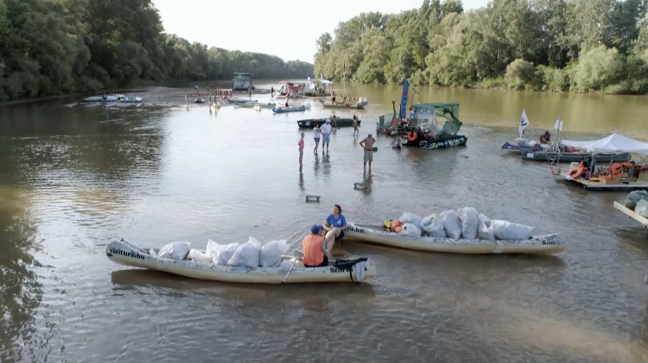 'Plastic Pirates' clean up trash from Hungary's Tisza River - CGTN