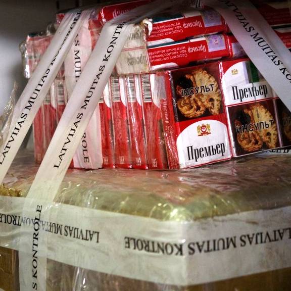 Illicit cigarette smuggling rages at EU-Belarus border - CGTN