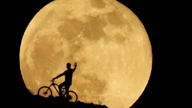 Super Flower Moon Lights Up The Night Sky Cgtn