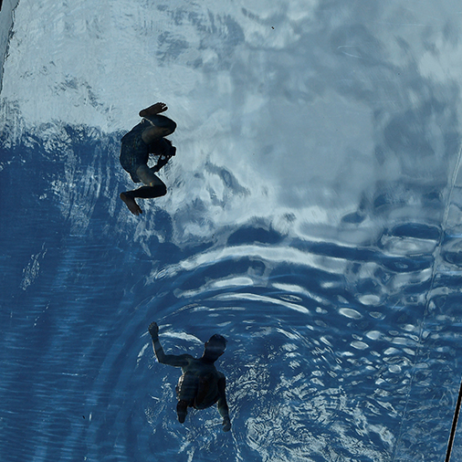 Swimmers float 10-storeys above the ground at London's Sky Pool - CGTN