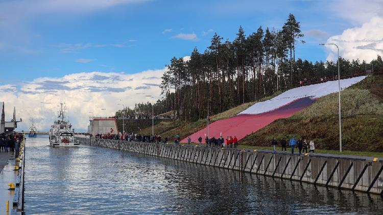 Poland opens Baltic shipping canal bypassing Russian waters - CGTN