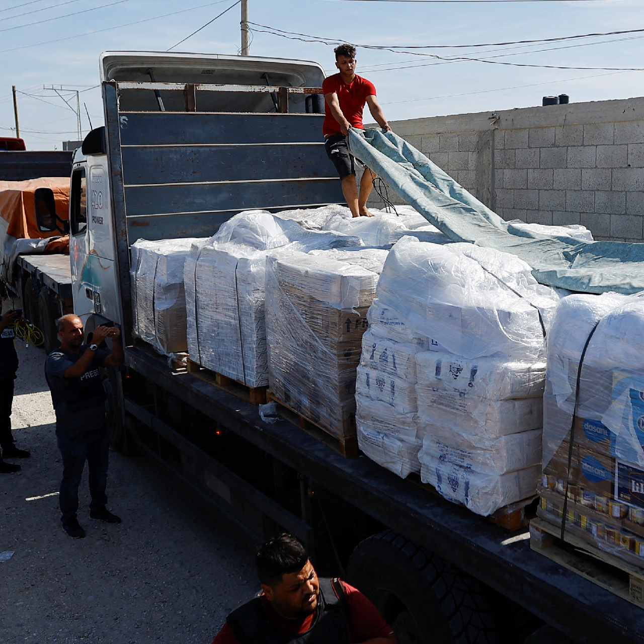 Humanitarian aid convoy enters Gaza, Hamas holds firm on hostages - CGTN