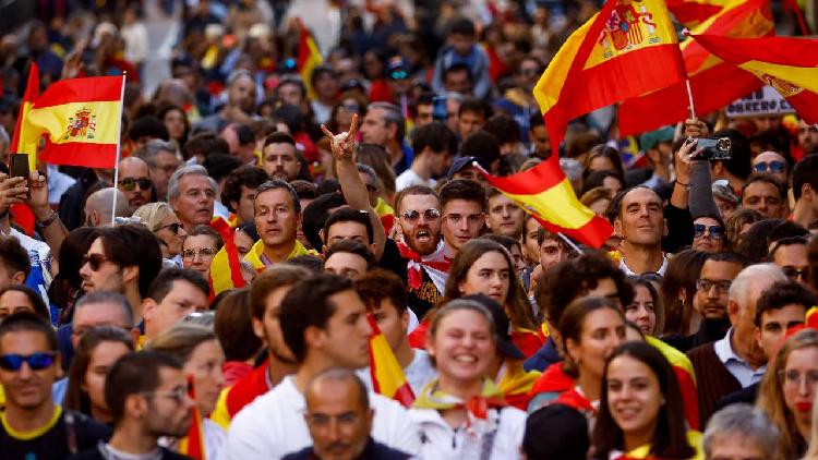 Protests rock Spain as Sanchez strikes deal with Catalan separatists - CGTN