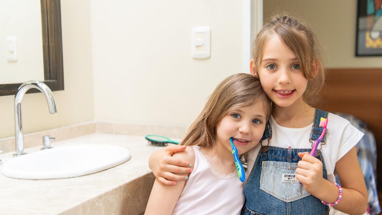 Amid English dental crisis, children get tooth-brushing lessons - CGTN