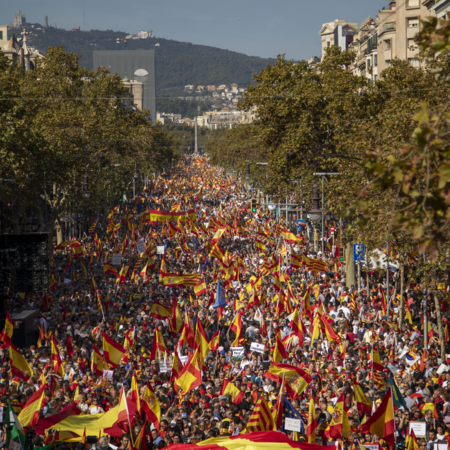 Tens of thousands in pro-Spain Barcelona protest - CGTN