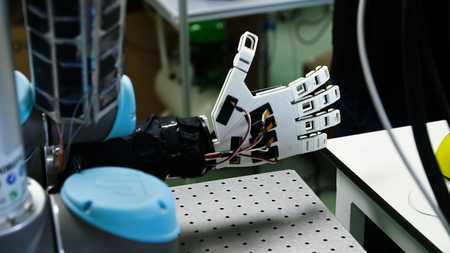 'Fake hand' gives amputees sense of touch: RAZOR full episode - CGTN