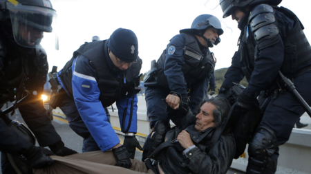 French police force Catalan protesters to Spanish side of border - CGTN