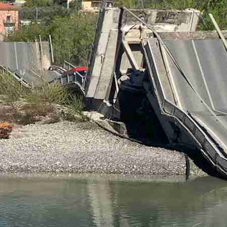 Dramatic bridge collapse injures two in Italy - CGTN